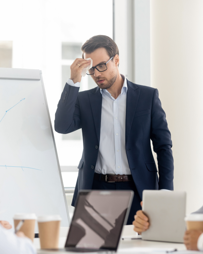 A origem do medo de falar em público e o que a neurociência revela sobre isso - Tagarela School